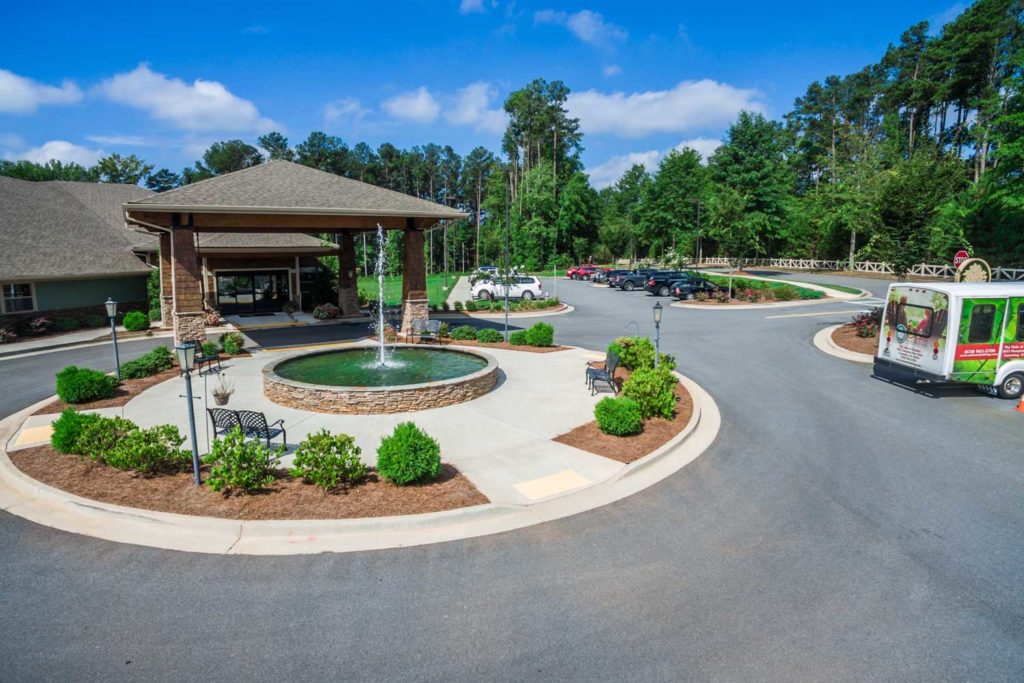 Meet Associate Lee Maynard of Oaks at Hampton - Oaks Senior Living